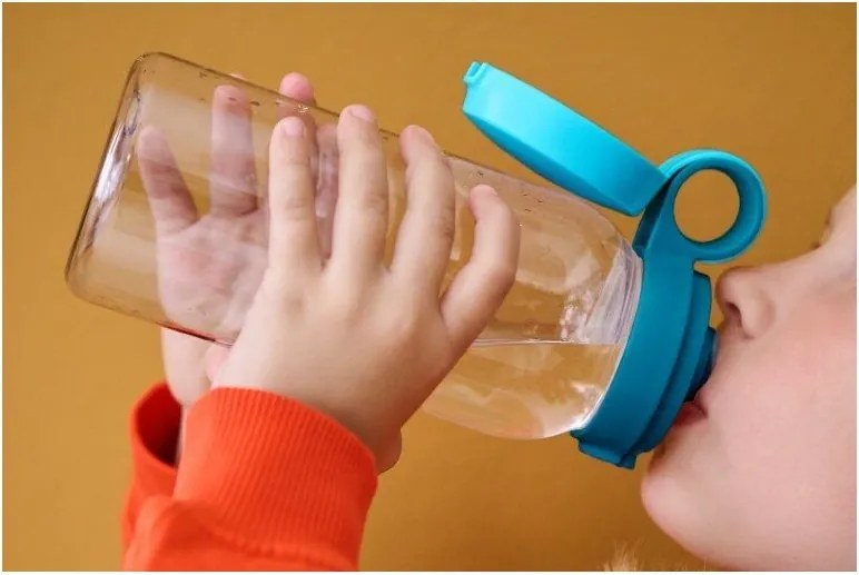 Plastová dětská lahev v mentolové barvě 600 ml Campus – Mepal