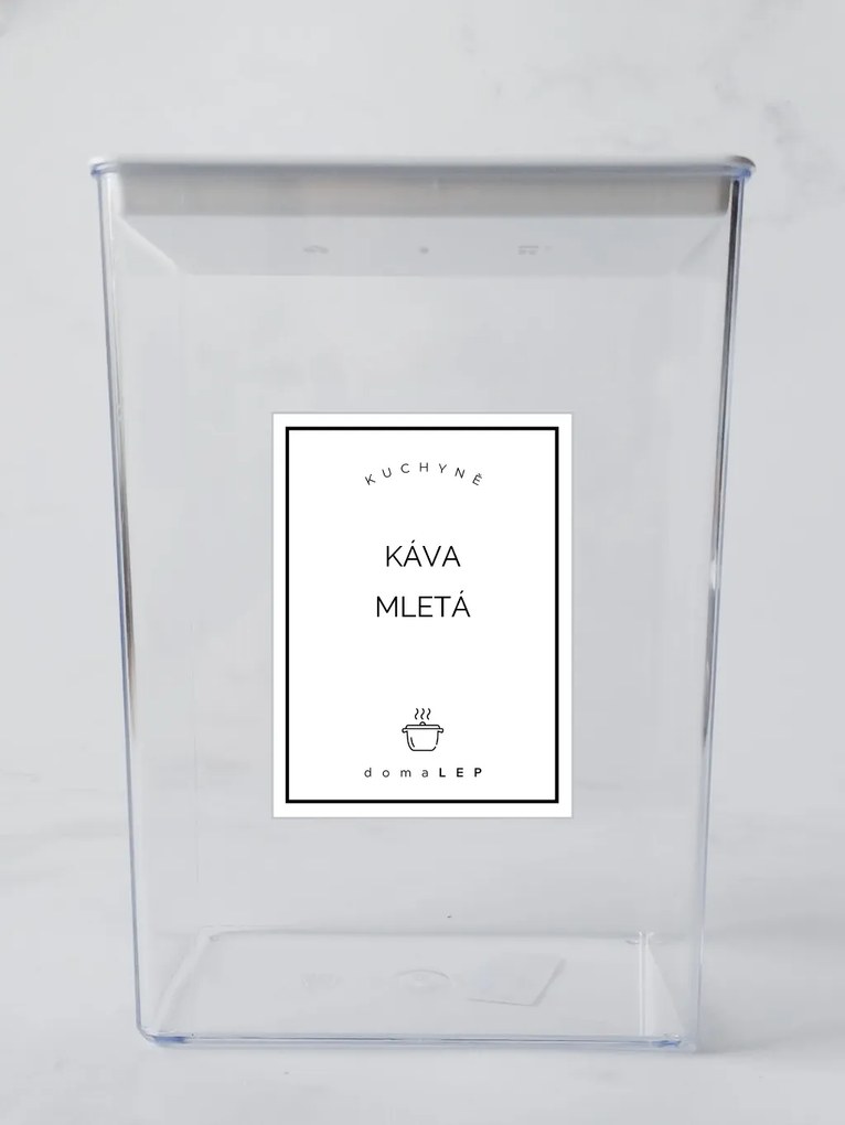 KÁVA MLETÁ – bílá samolepka na dózu, základní písmo, 6 × 8 cm | DomaLEP