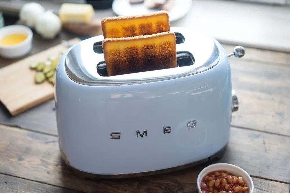 Bledě modrý topinkovač SMEG
