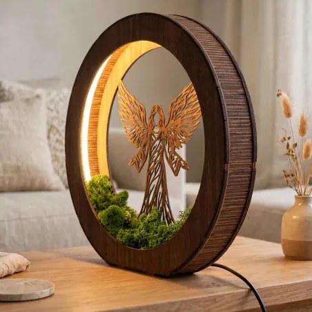 Dřevěná LED lampa s mechem – Anděl I SENTOP LED0606