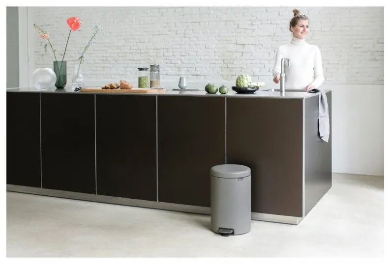 Brabantia NEWICON Pedálový odpadkový koš 20 l - minerální světle šedá