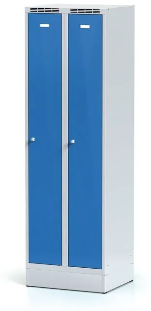Alfa 3 Kovová šatní skříňka na soklu, oranžové dvouplášťové dveře, cylindrický zámek