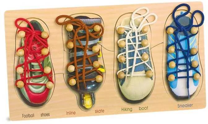 Small foot Dřevěná hra - provlékání a zavazování tkaniček