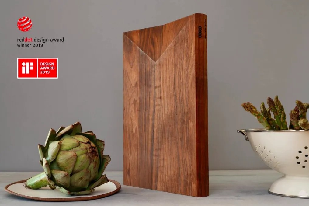 UBRD designové krájecí desky Dřevěné kuchyňské prkénko UBRD Vlajka "L", 40 x 25 x 3 cm