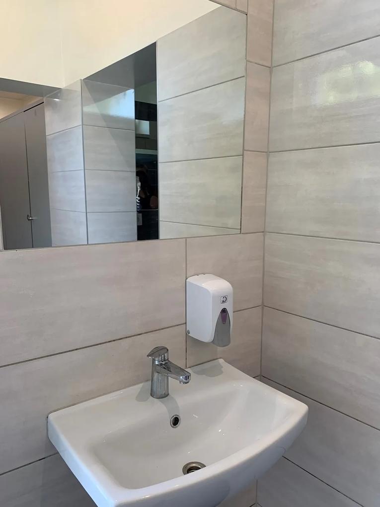 Zrcadlo na chodbu dveře zeď do koupelny pokoje ložnice předsíně nalepovací závěsné KONFIG GRINDED - konfigurátor, na míru 5mm s jemně broušenou hranou