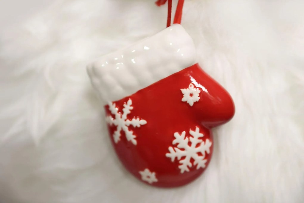 Červená vánoční ozdoba rukavice s vločkami 11cm
