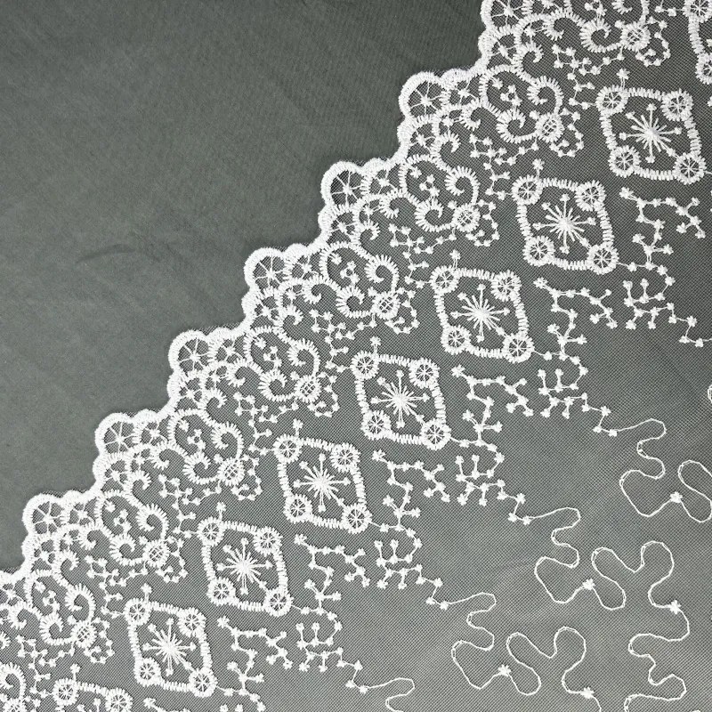 Vyšívaná záclona 3130 krajkový ornament metráž Ervi