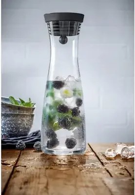 WMF Basic karafa na vodu 1l černá / uzávěr / integrované sítko / 1l /