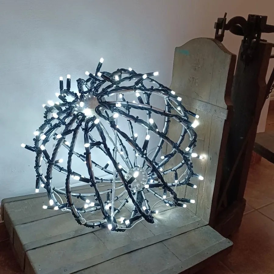LED světelná koule, ledově bílá, černý kabel, pr. 60 cm