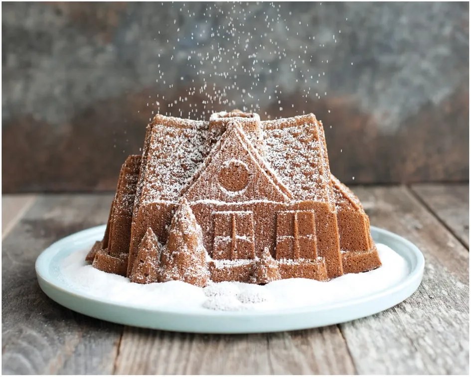 Forma na bábovku ve stříbrné barvě Nordic Ware Gingerbread House, 2,1 l