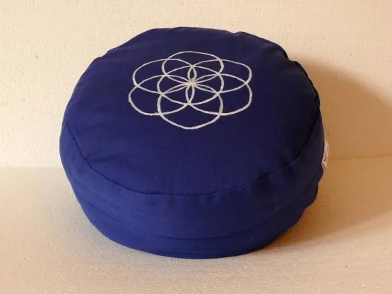 S radostí - vlastní výroba Meditační polštář s bílým květem života - modrý Velikost: ∅30 x v30 cm