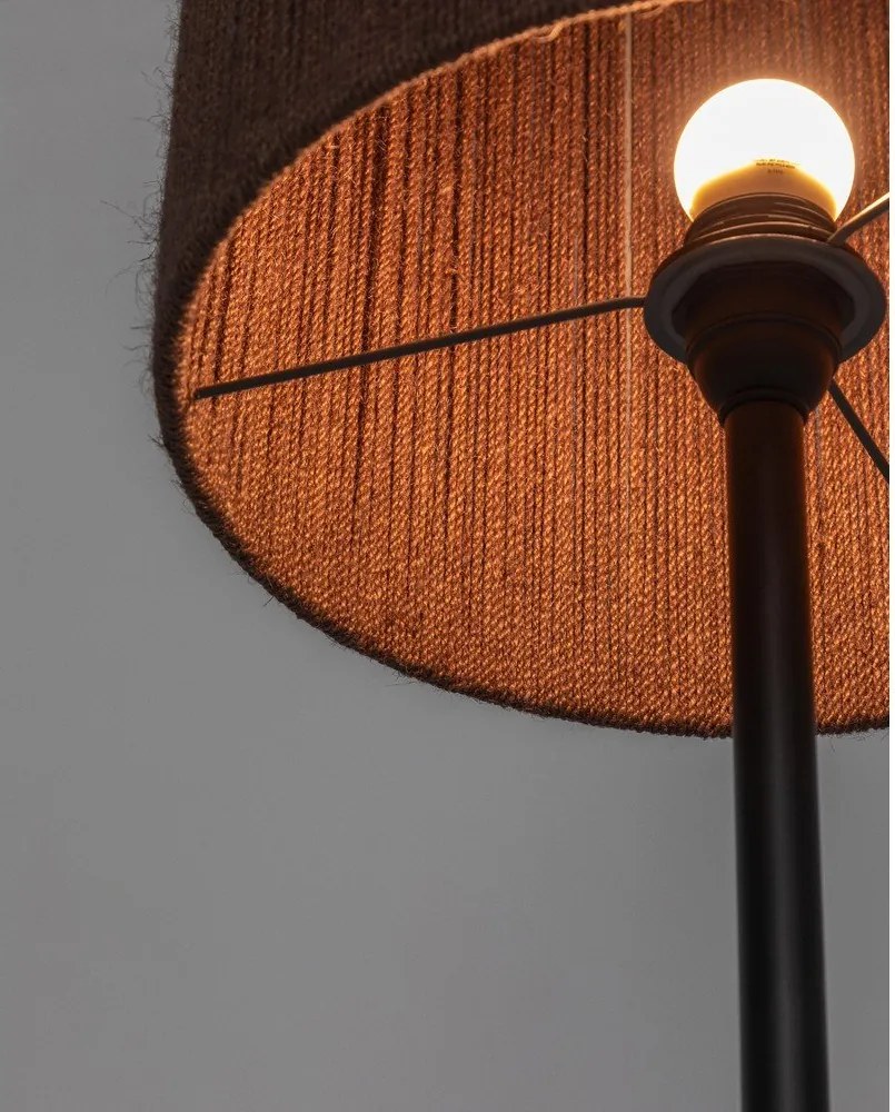 Stojací lampa z masivu akácie v tmavě přírodní barvě (výška 147 cm) Kor – Kave Home