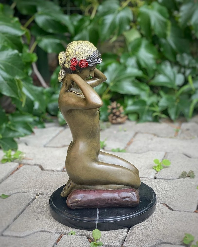 Vídeňský bronz socha soška Nahá žena s náhrdelníkem