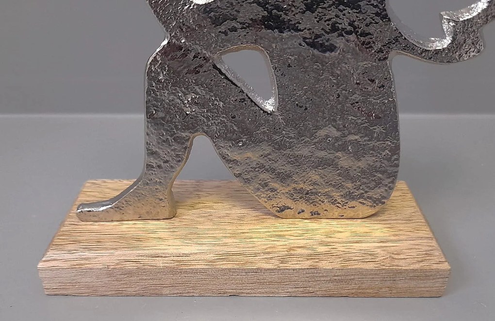 PRODEX IMPORT Stříbrný anděl sedící na dřevěném podstavci 16x13 cm