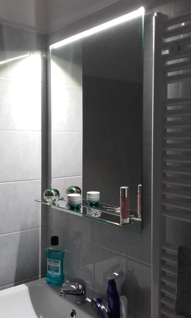 Amirro Zrcadlo na zeď dveře chodbu do pokoje ložnice koupelny předsíně ORION 60 x 80 cm s LED osvětlením a podsvícenou poličkou 901-398