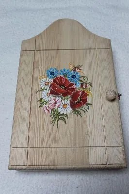 Dřevěná skříňka na klíče s obrázkem