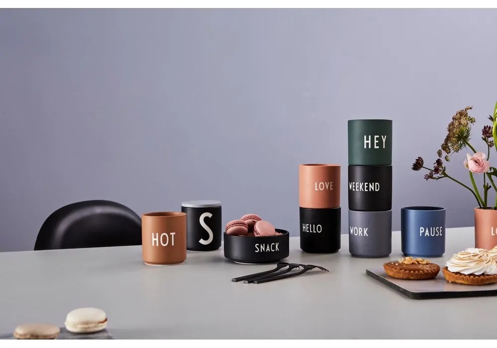 Tmavě zelený porcelánový hrnek 300 ml Hey – Design Letters