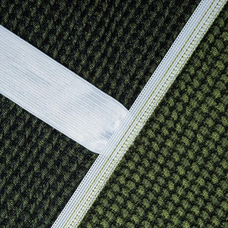 Super strečové potahy NIAGARA zelená křeslo s dřevěnými rukojeťmi (š. 50 - 80 cm)