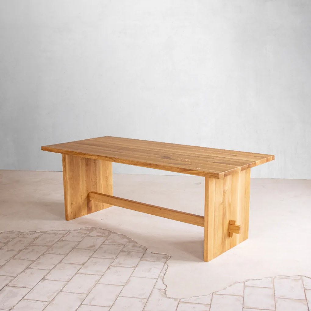 KULHÁNEK Jídelní stůl z dubového dřeva - trnož s klínem Velikost desky: 300x100 cm