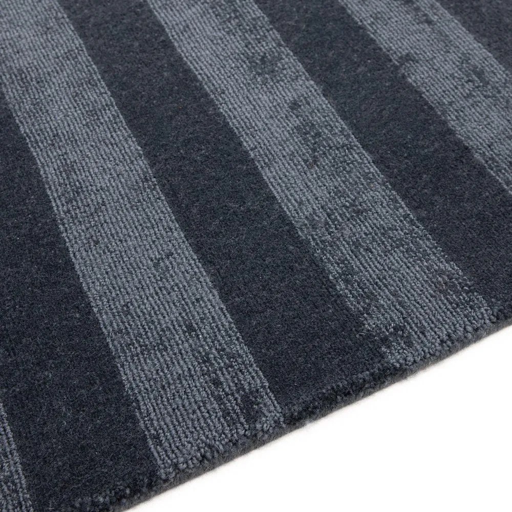 Tmavě modrý ručně tkaný koberec z recyklovaných vláken 160x230 cm Connor – MADE