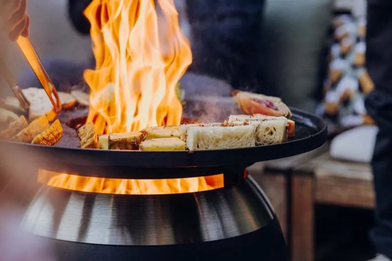 Höfats Stylový BBQ gril a ohniště MOON v jednom na dřevo a peletky Barva: Stříbrno/černá, Varianta: s výsokou a nízkou podstavou, bez planche