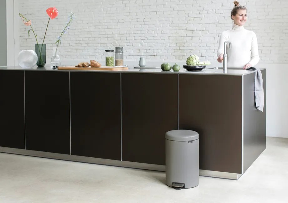 Brabantia Pedálový koš NewIcon 20L minerální světle šedá