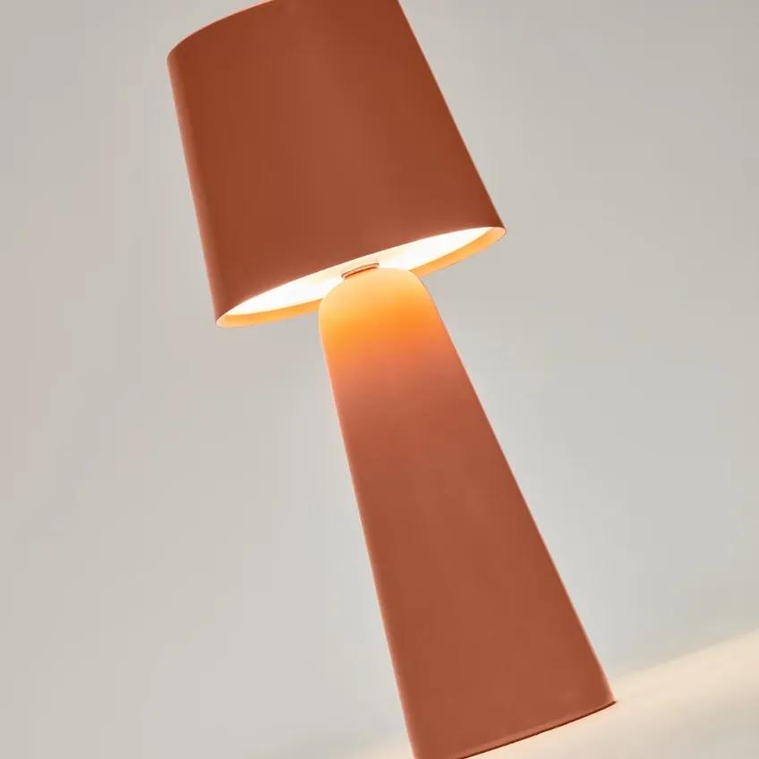 Terakotově červená kovová zahradní stolní LED lampa Kave Home Arenys S