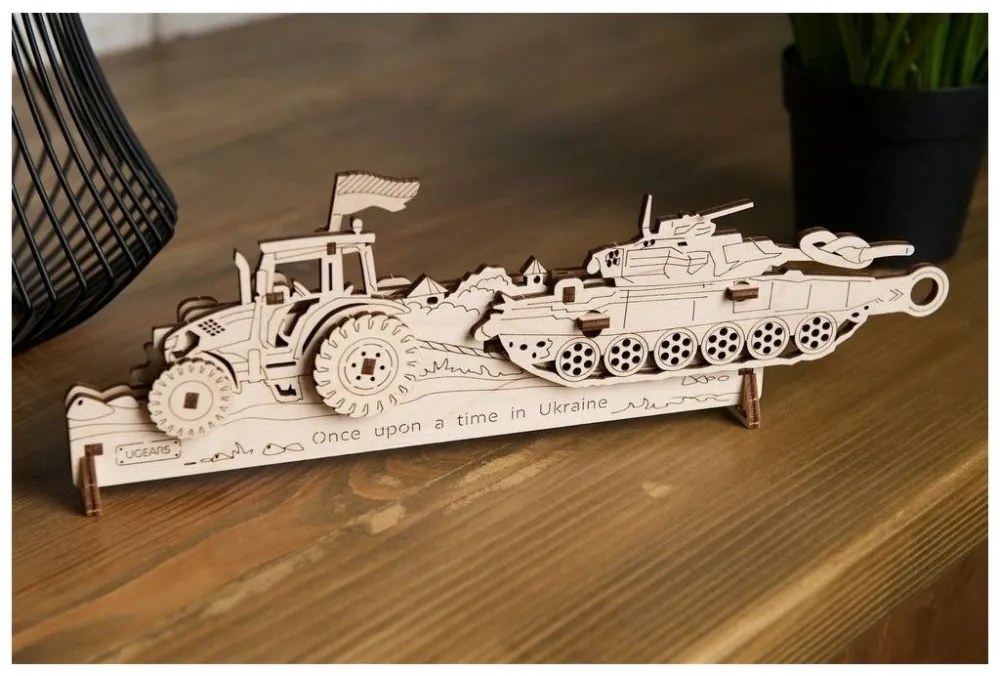 Ugears 3D dřevěné mechanické puzzle Brave UA Tractor