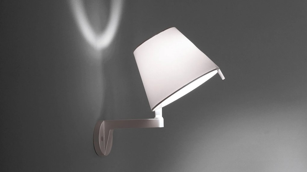 Artemide 0721010A Melampo, nástěnná designová lampička k posteli ve stříbrné úpravě s vypínačem, 1x42W E14, výška 35cm