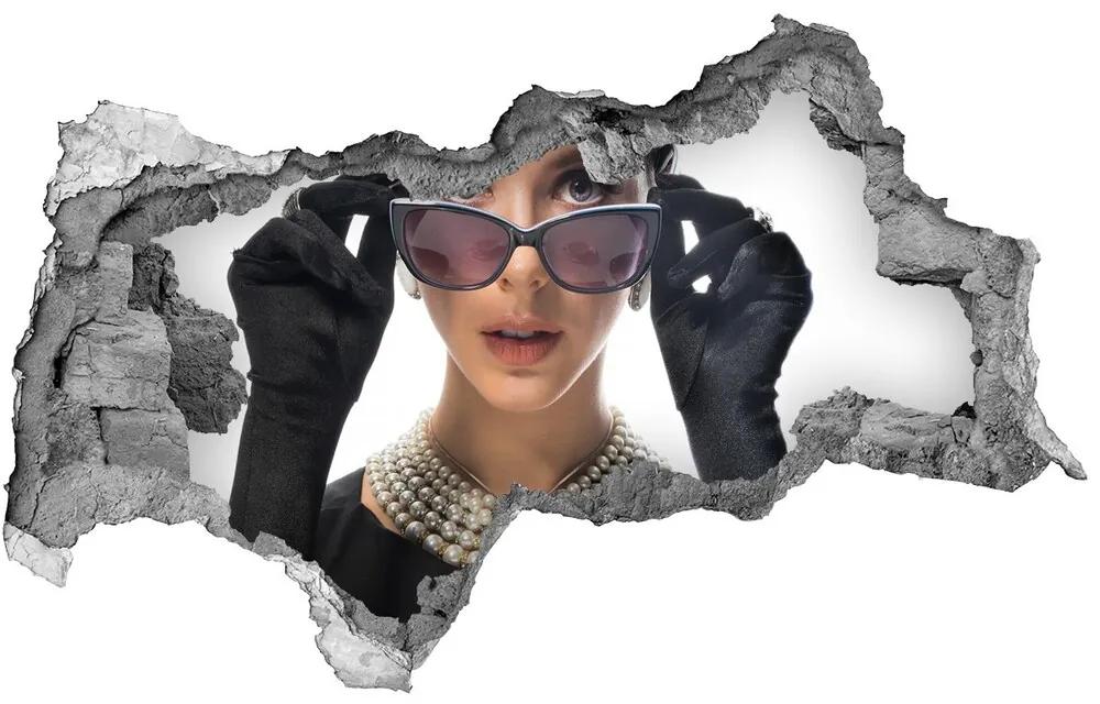 Wallmuralia Fotoobraz díra na stěnu Žena v brýlích 95x73 cm