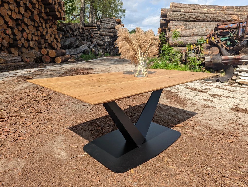 Jídelní stůl z dubového masivu Boozer v industriálním designu Velikost Desky: 1800x1000 (mm)