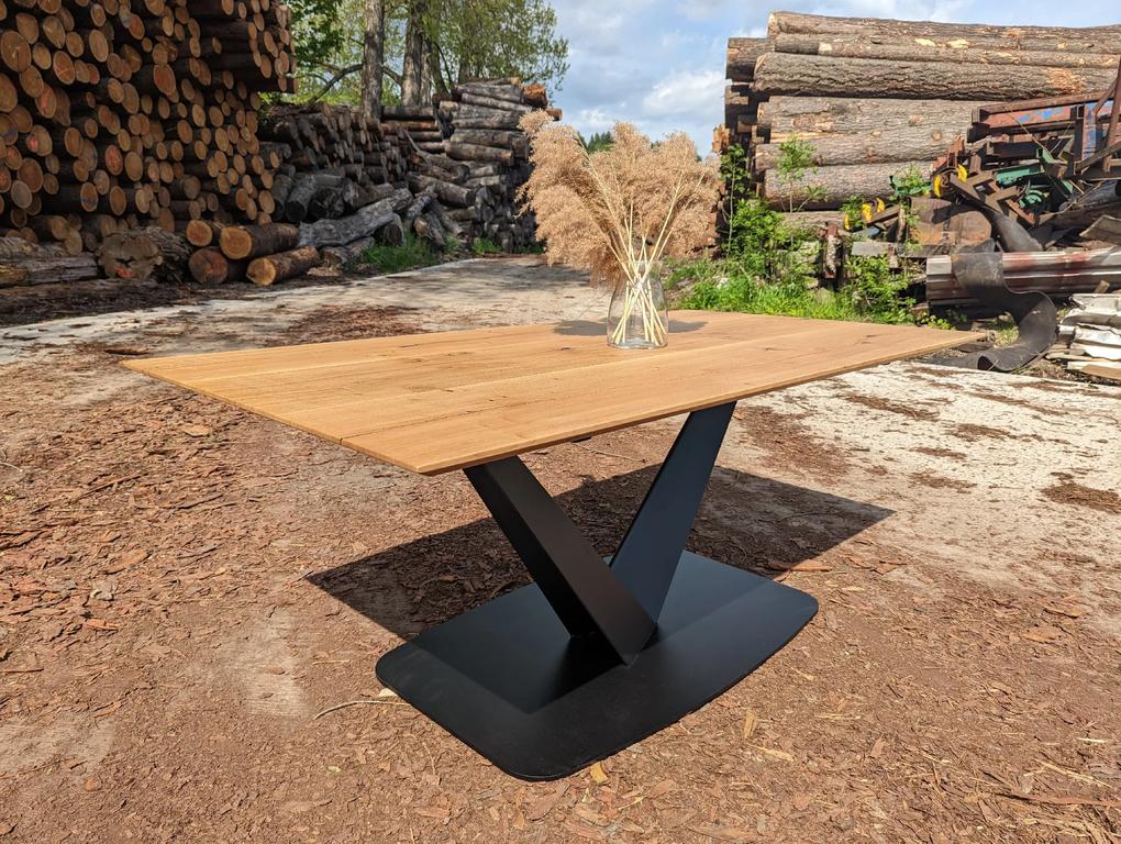 Jídelní stůl z dubového masivu Boozer v industriálním designu Velikost Desky: 2400x1000 (mm)