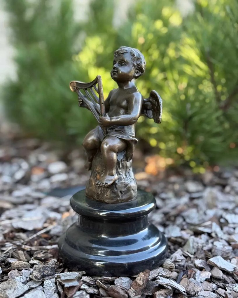 Bronzová socha - Putto s harfou - andělská soška dítěte