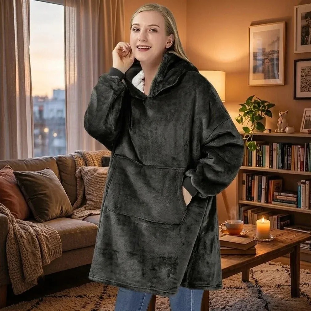 VERK Deka s rukávy a kapucí Huggle Hoodie - černá