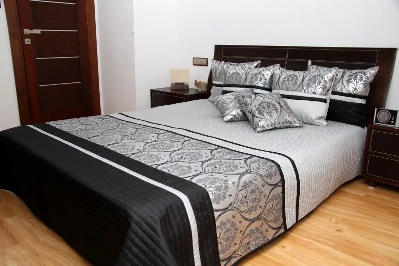 Luxusní přehoz na postel černo stříbrný se vzorem Šířka: 260 cm | Délka: 240 cm