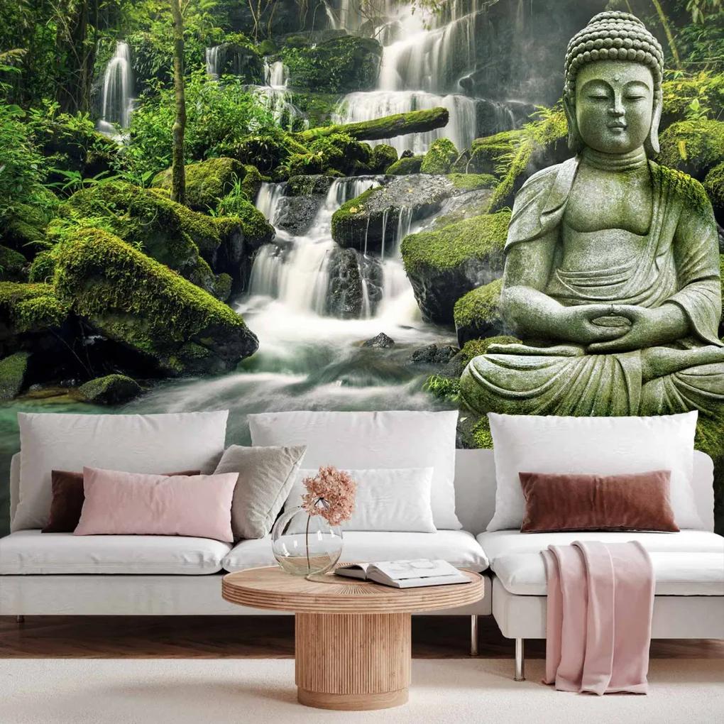 Fototapeta Orient v zeleni - socha Buddy na pozadí vodopádu a exotického lesa