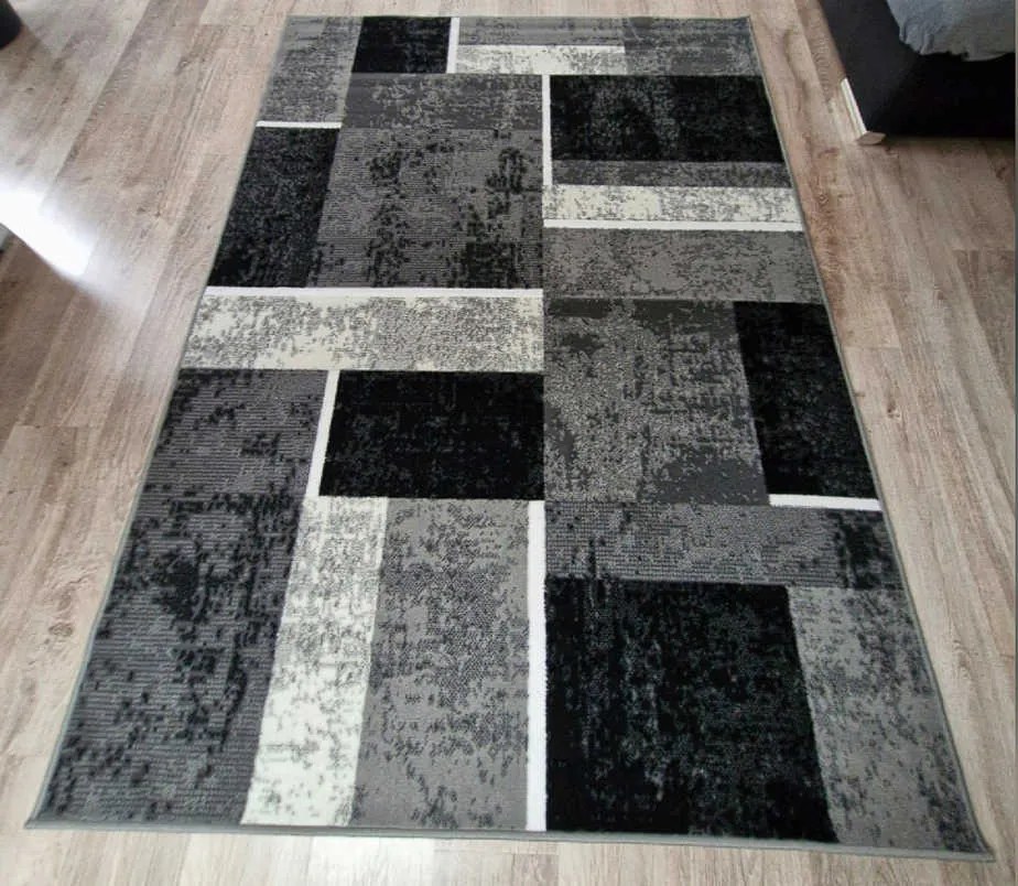 HU Šedý geometrický koberec s kostkovaným vzorem ve tvaru obdélníku NEW IDEA 90311-0433 Rozměr: 50x80 cm