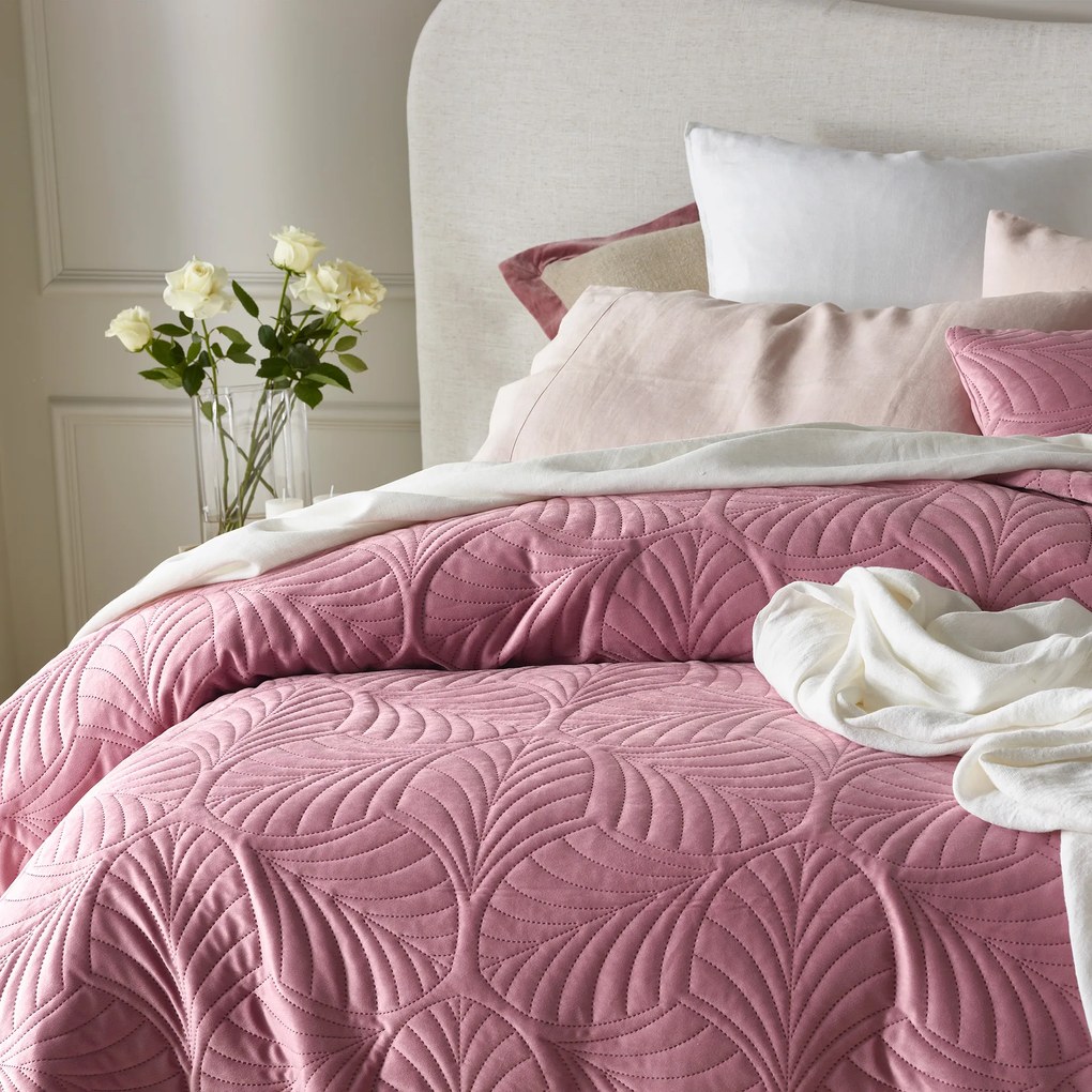 Room99 Přehoz na postel Feel Listy Jednobarevný Prošívaný Barva: Tmavě růžová, Velikost: 170 x 210 cm