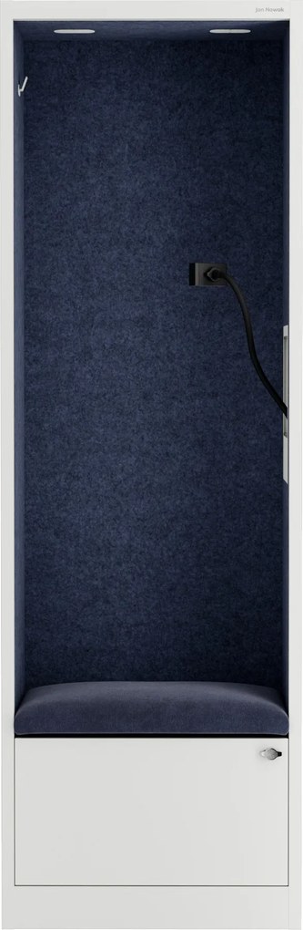 Kancelářská akustická kabina se sedátkem a USB-C portem, korpus bílý / sedák námořnická modrá, 600 mm: SALLY MentalBox
