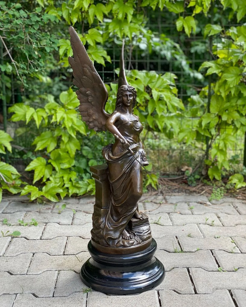 Bronzová socha soška Minerva