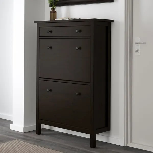 HEMNES Botník se 2 přihrádkami, černohnědá, 89x30x127 cm