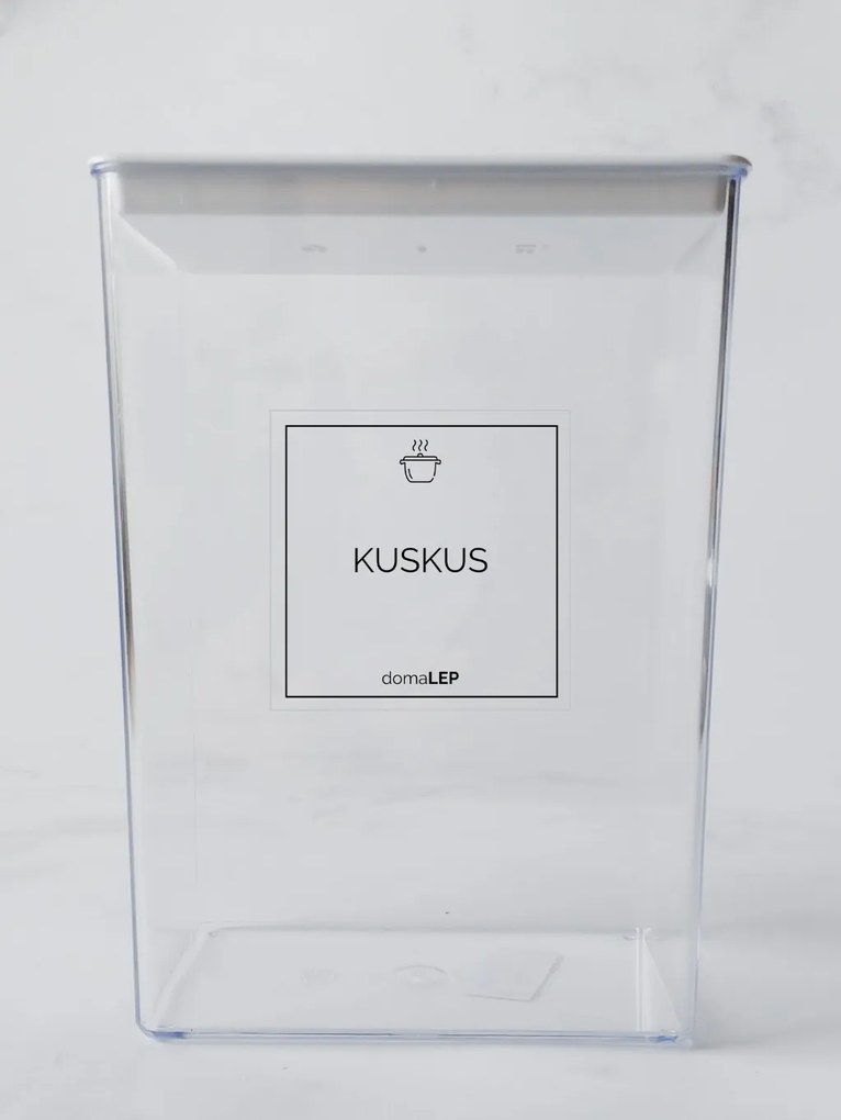 KUSKUS – průhledná samolepka na dózu, základní písmo, 5 × 5 cm