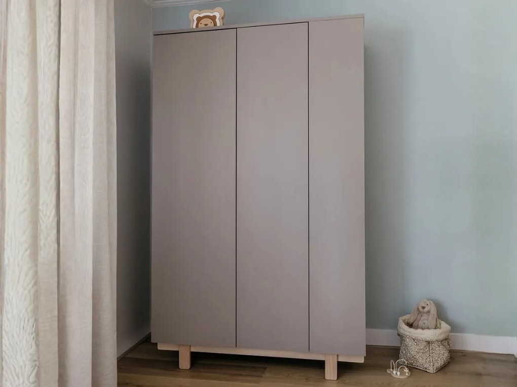 Designová šatní skříň s otevřeným regálem BASIC mocca