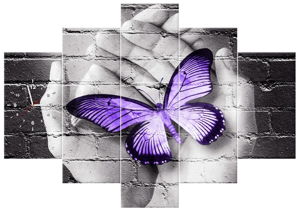 Gario Obraz s hodinami Fialový motýl na dlaních - 5 dílný Rozměry: 150 x 105 cm