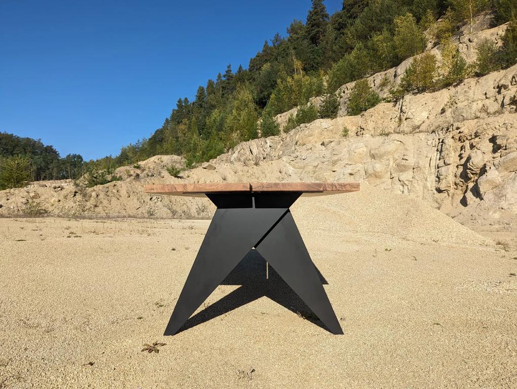 Jídelní stůl z dubového masivu Héfaistos v industriálním designu Velikost Desky: 1700x900 (mm)