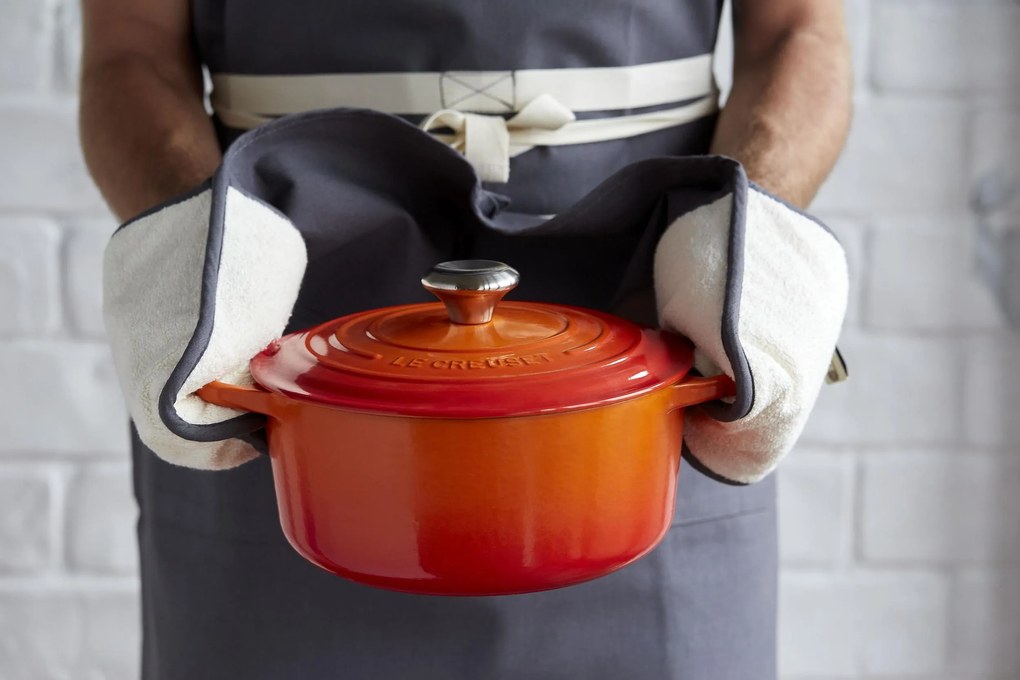 Kuchyňská zástěra Le Creuset světlý šedá