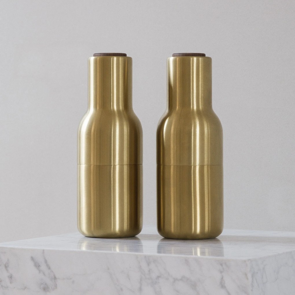 AUDO (MENU) Mlýnky na sůl a pepř Bottle, Brushed Brass, Walnut, set 2ks