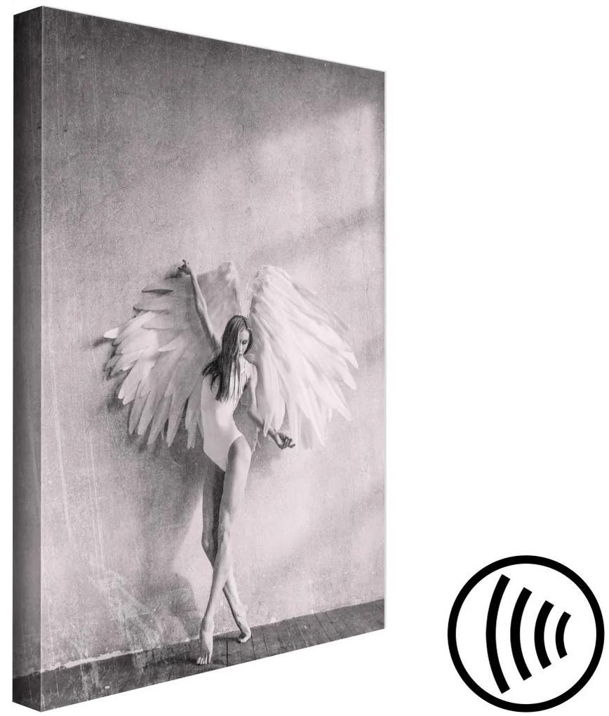 Obraz Okřídlená (1-dílný) svislý - černobílá žena se křídly