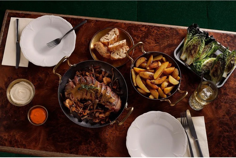 Servírovací kovový talíř ve stříbrné barvě ø 24 cm Serve – BonBistro