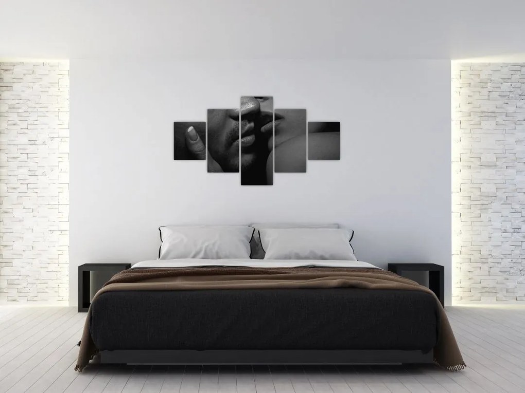 Obraz - Polibek, černobílá fotografie (125x70 cm)